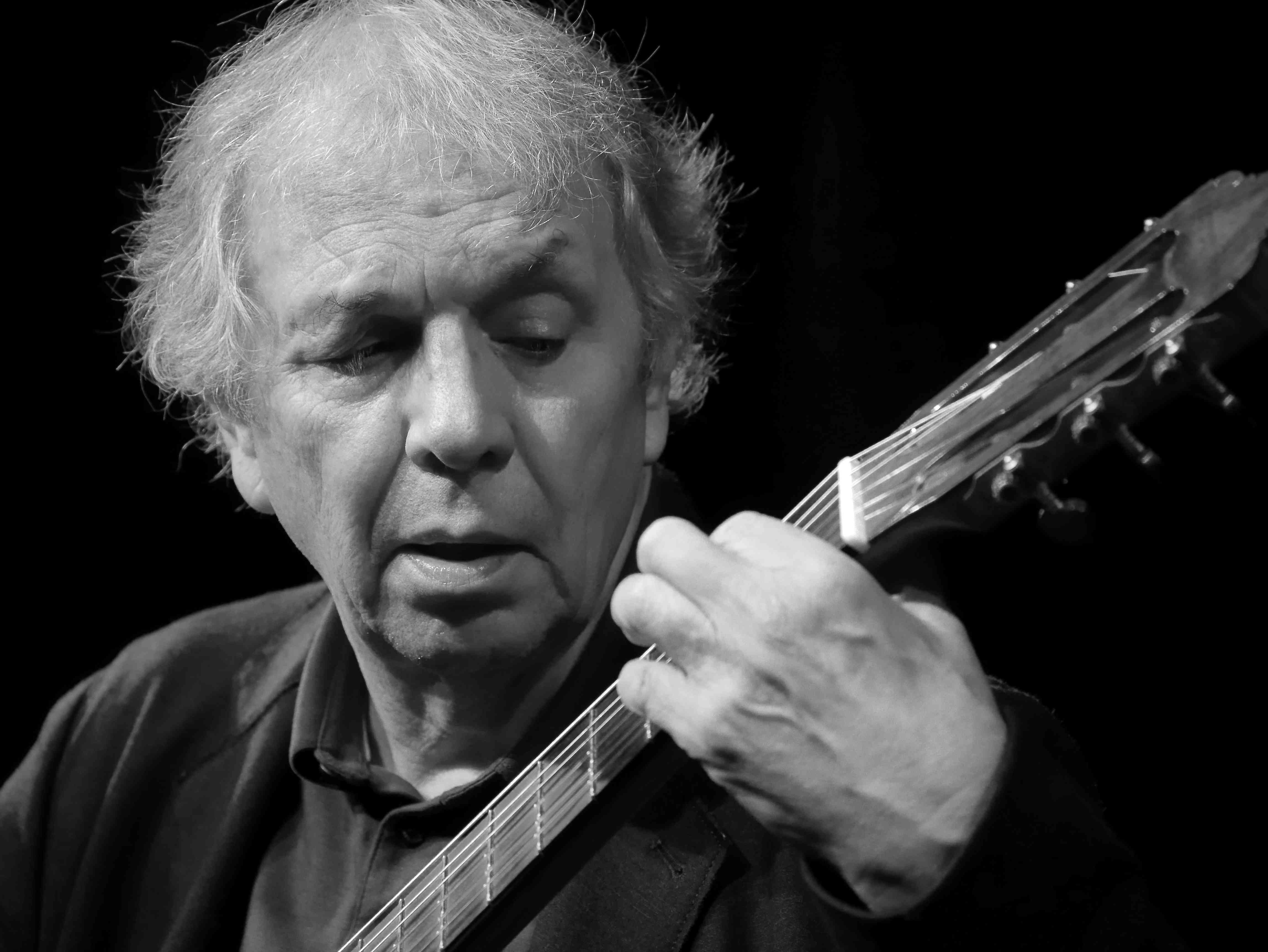 Meisterlich auf 12-saitiger und Konzertgitarre: Ralph Towner - JazzZeitung