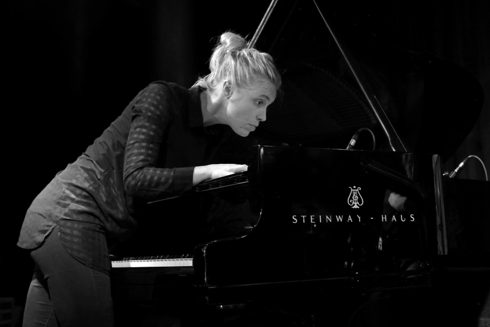 „Über und unter“ mit Julia Kadel in der Unterfahrt - Fotogalerie ...