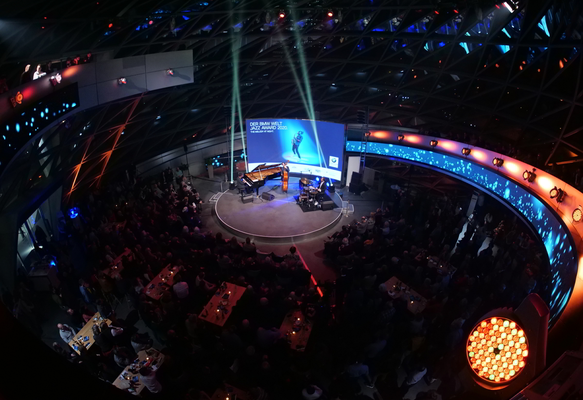 Live in der BMW Welt: Martina Schlagintweit und Susi Lotter mit ihren ...